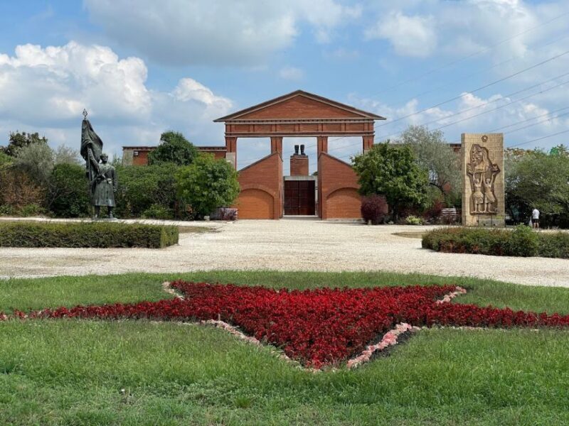 Budapest: Memento Park and Icons of Communism Guided Tour - The Value of Guided Context
