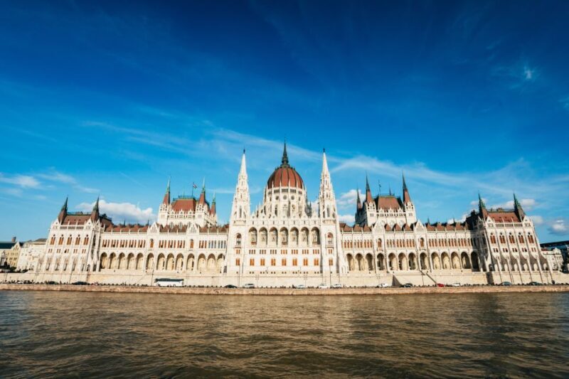 Budapest: Nighttime or Daytime Sightseeing Cruise - Key Points