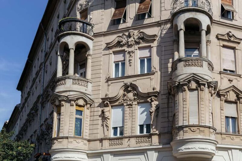 Budapest: Old Buda Walking Tour & Folk Music Performance - Key Points