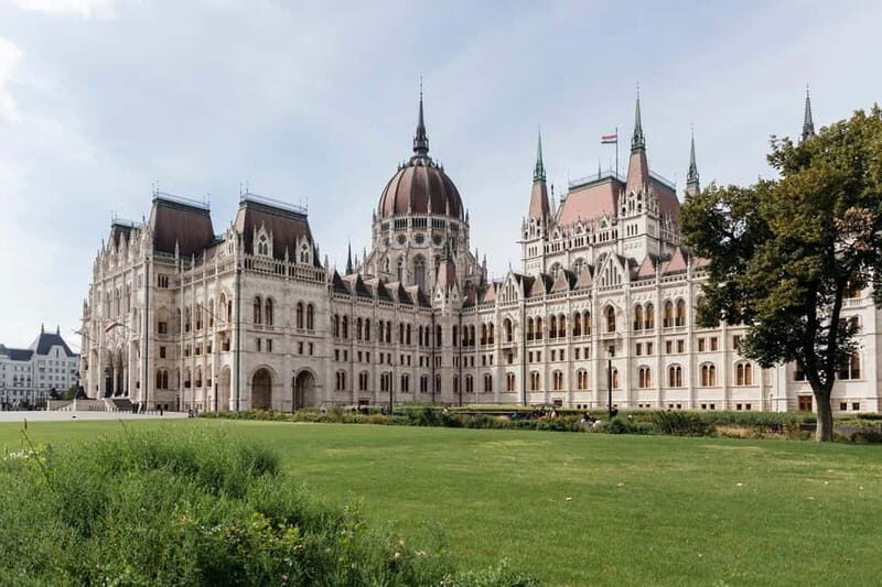 Budapest: Parliament & Its Surroundings Tour with Folk Music - Key Points