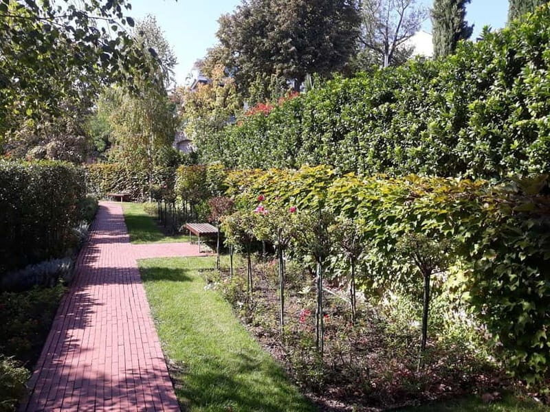 Budapest: Parliament & Its Surroundings Tour with Folk Music - The Refreshing Escape to Margaret Island
