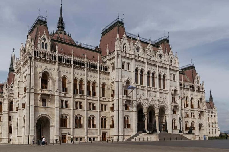Budapest: Parliament & Its Surroundings Tour with Folk Music - What to Wear & Bring