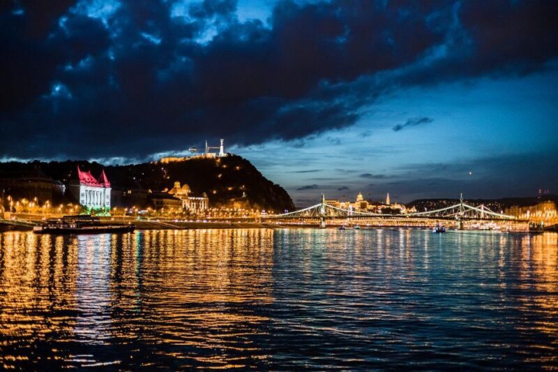 Budapest: Premium Sightseeing Cruise with Tokaj Frizzante - Key Points