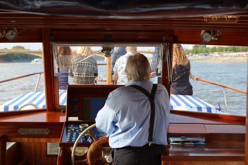 Budapest: Private Danube Yacht Cruise with Welcome Drink - Key Points