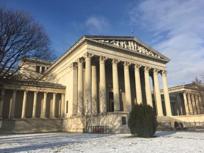 Budapest: Private Sightseeing Walking Tour with Local Guide - Key Points