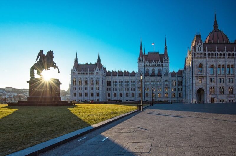 Budapest: Private Walking Tour of City with Spanish Guide - An In-Depth Look at the Experience