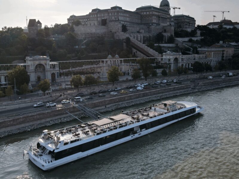 Budapest: Romantic Dinner Cruise-Live Music&Unlimited Drinks - Who Should Consider This Experience?
