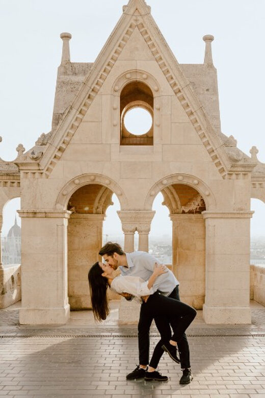 Budapest: romantic photoshoot at Buda's iconic sightseeings - Key Points