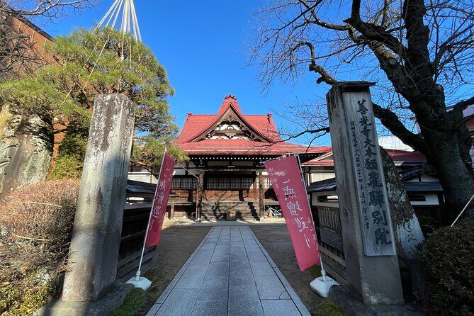 Buddhism morning prayer ceremony in Takayama - The Temples and Setting