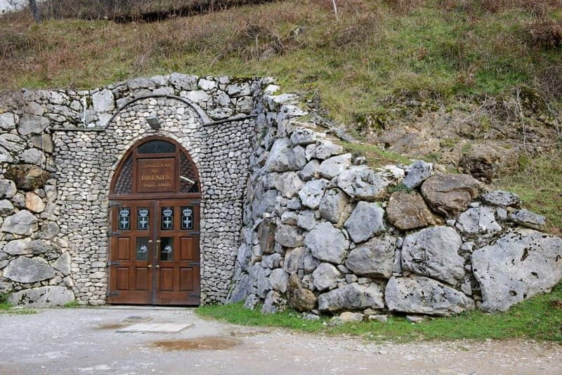 Bulnes: Excursion with funicular and Cabrales cheese cave in Picos de Europa. - Key Points