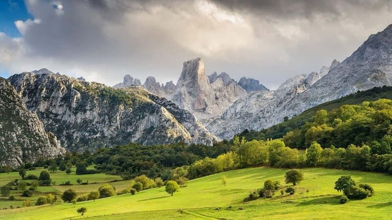 Bulnes: Excursion with funicular and Cabrales cheese cave in Picos de Europa. - Exploring Bulnes