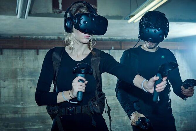 Bundle: 1 hour Axe Throwing+ 1 hour VR Escape Game - A Fun-Filled Duo: Axe Throwing and VR Escape Game in Miami