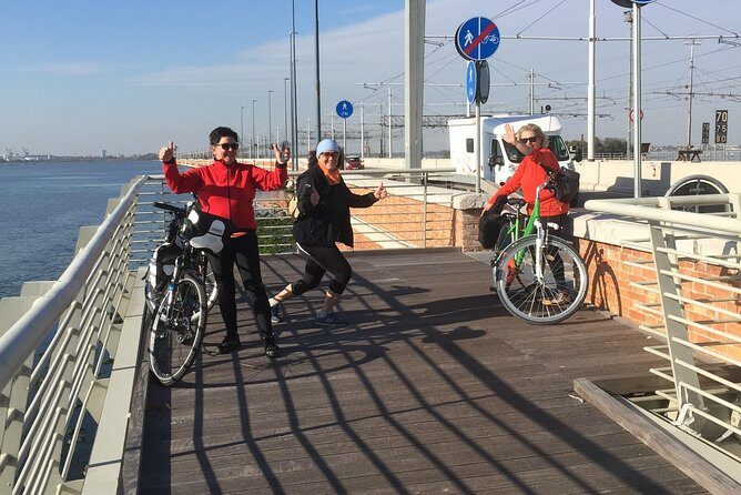 By bike on the Liberty Bridge - Key Points
