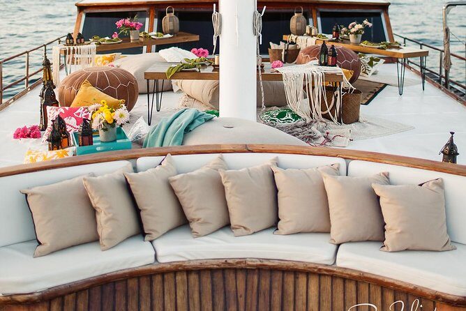 Cabo San Lucas Luxury Sailing Yacht and Dinner with a Chef - FAQs