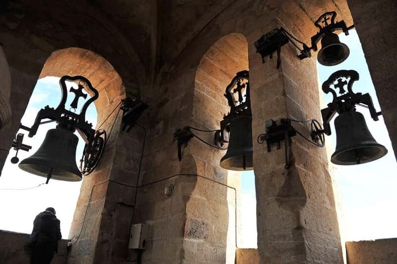 Cáceres: Cáceres Co-cathedral Night Visit - An Authentic Night Tour through Cáceres’ Historic Heart