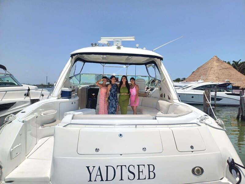 Cancun private yacht Sea Ray Sundancer 60 feet - Key Points