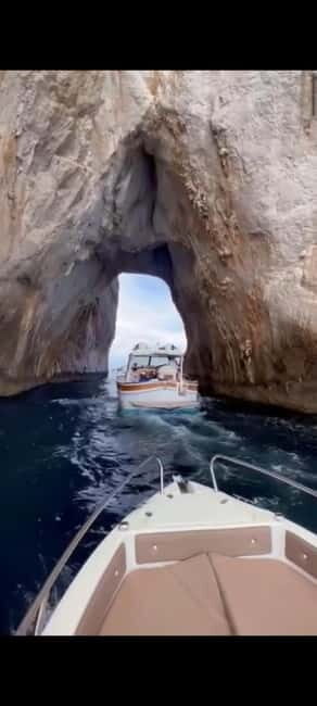 Capri: naviga verso la Grotta Azzurra e ammira la costa - Key Points