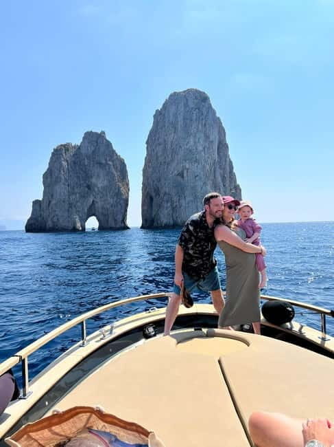 Capri: Premium Boat Tour and City Tour - All Inclusive - Food and Drinks: Local Flavors on Board