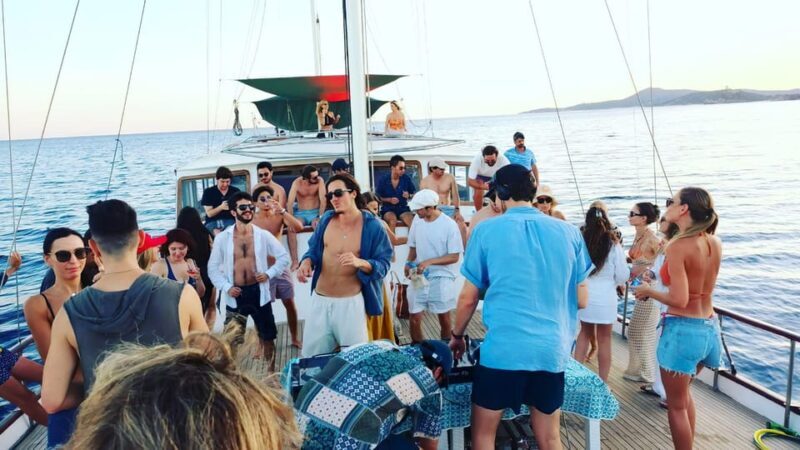 Carloforte e Isola di S. Pietro, tour on a yacht with lunch - Experience the Charm of Sardinia with a Yacht Tour Around San Pietro