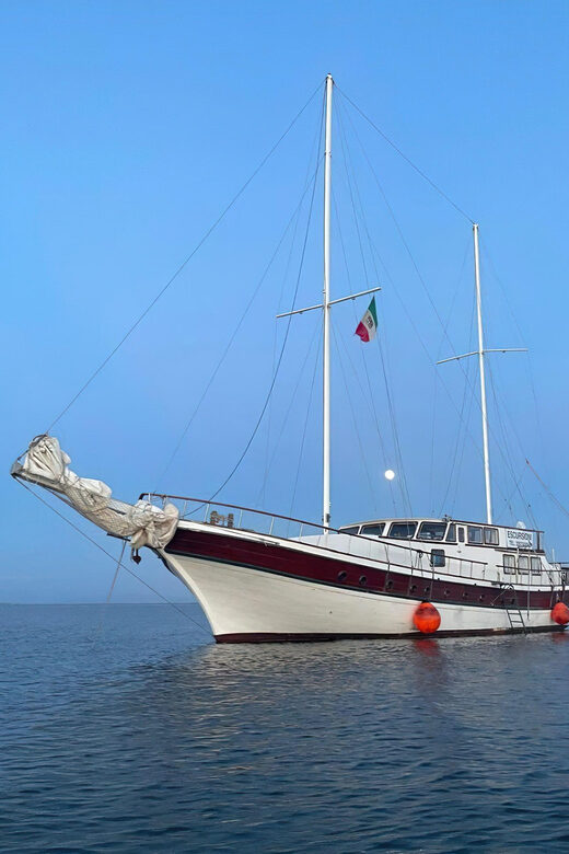 Carloforte e Isola di S. Pietro, tour on a yacht with lunch - Key Points