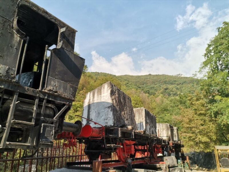 Carrara Marble-Day-Tour - enjoy fun, music and food-tasting - The Road to the “Cathedral” Quarry