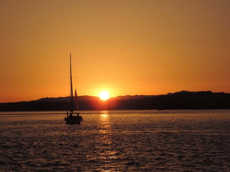 Cascais: Sunset Boat Trip with Welcome Drinks - Key Points