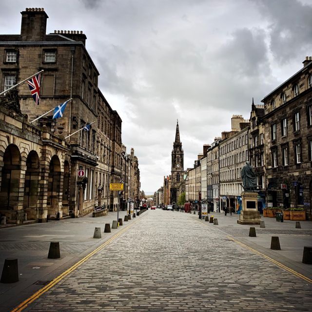 Castle & Cobblestones: 8-Hour Private Edinburgh Walking Tour - Starting Point and First Impressions