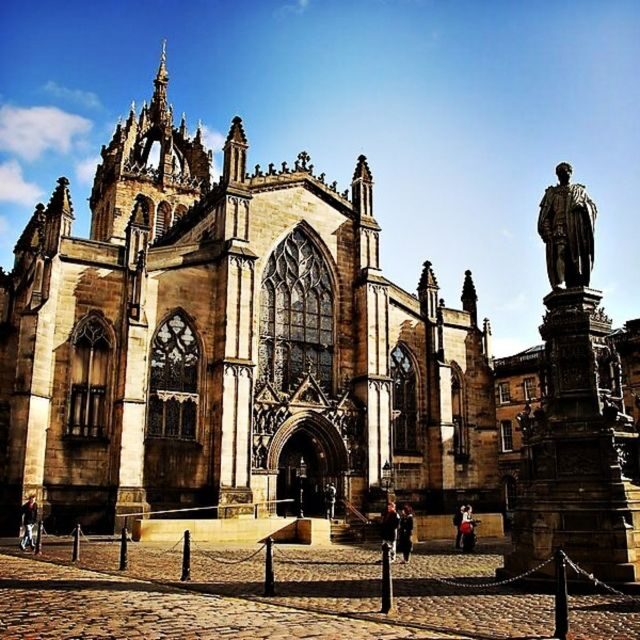 Castle & Cobblestones: 8-Hour Private Edinburgh Walking Tour - Exploring Cowgate and Fishmarket Close