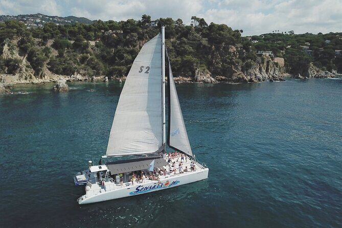 Catamaran departure in a young atmosphere - Key Points