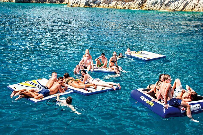 Catamaran departure in a young atmosphere - Authentic Perspectives from Travelers