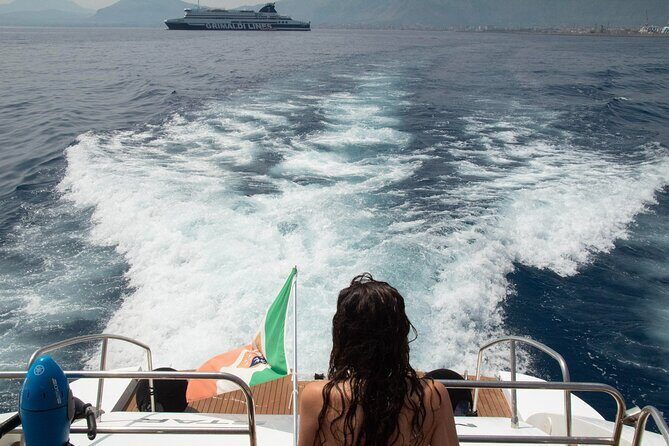 Catania on board a super yacht for up to 35 people - Key Points