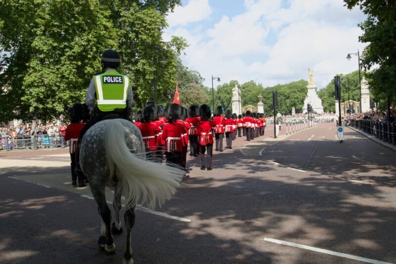Changing of the Guard & Royal Food Tour with 10+ Tastings - Analyzing the Value