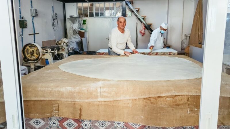 Chania: Old Town Highlights Guided Tour with Street Food - The Guides: Knowledge and Enthusiasm