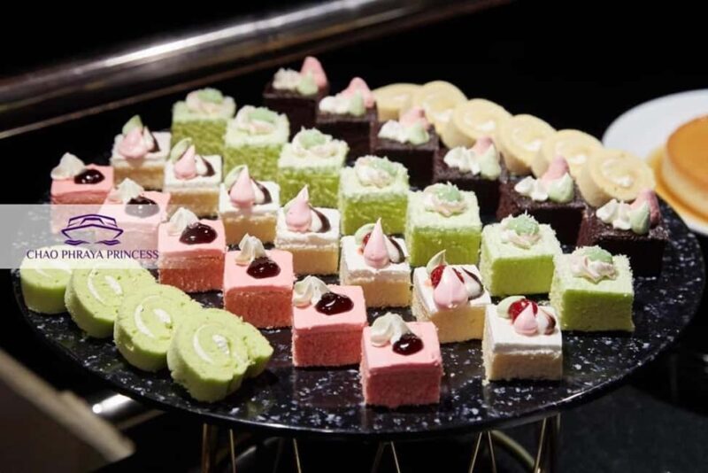 Chao Phraya Dinner Cruise with Private Transportation - Key Points