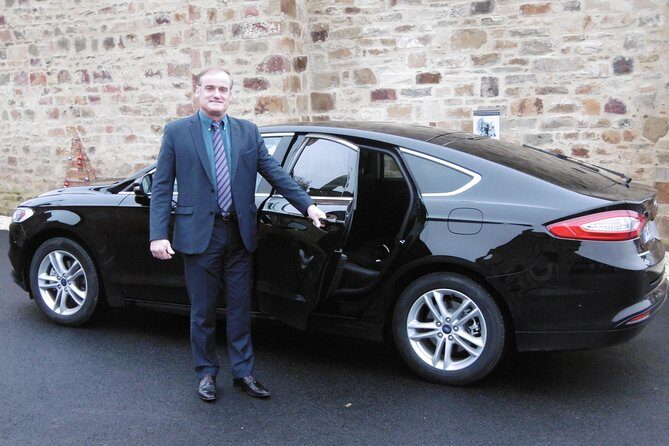 Chauffered driven car for one or several days (Rent minimum of 8 hours with a maximum of 25 kms per hour) - Key Points