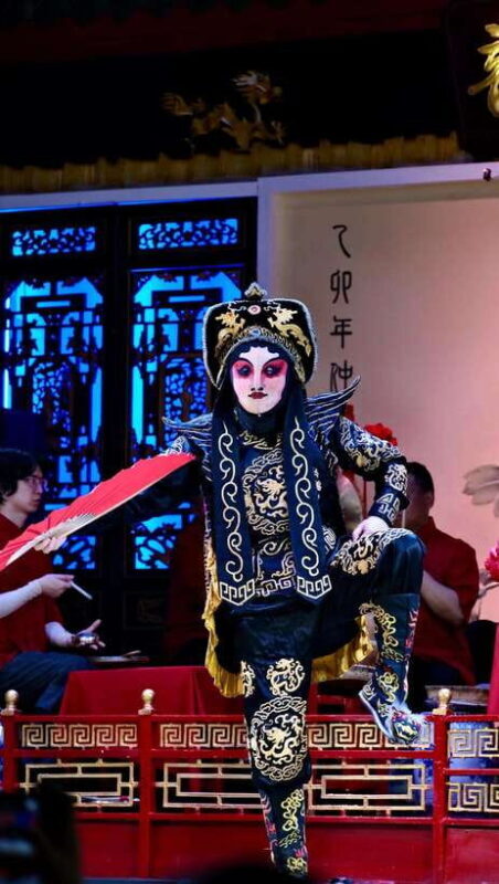 Chengdu: Sichuan Opera Face-Changing and Acrobatics Show - Key Points