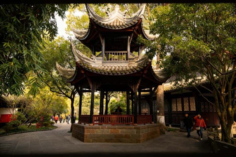 Chengdu: Wuhou Shrine & Jinli Street Guided Tour - Key Points