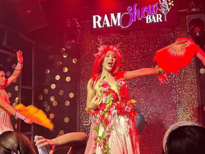 Chiang Mai: Ladyboy Cabaret Show with Dinner and Drinks - An Introduction to the Experience