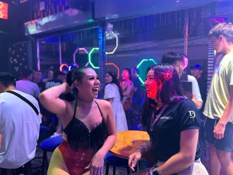 Chiang Mai: Ladyboy Cabaret  Stories, Dinner and Sparkle - Key Points