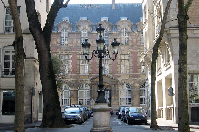 Chic and Classic: Saint-Germain-des-Prés Lifestyle Walking Tour - Key Points
