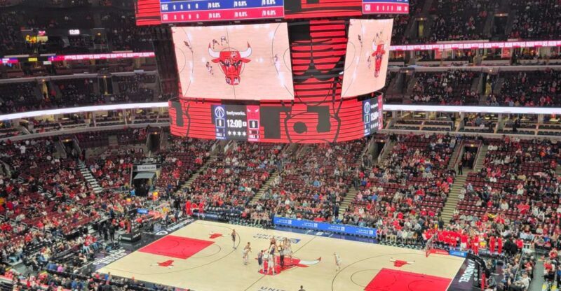 Chicago: Chicago Bulls Basketball Game Ticket - Chicago: Chicago Bulls Basketball Game Ticket – A Practical Guide to World-Class Basketball in the Windy City