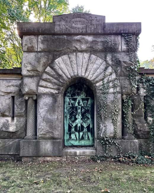Chicago: Graceland Cemetery Guided Walking Tour - A Deep Dive into the Experience