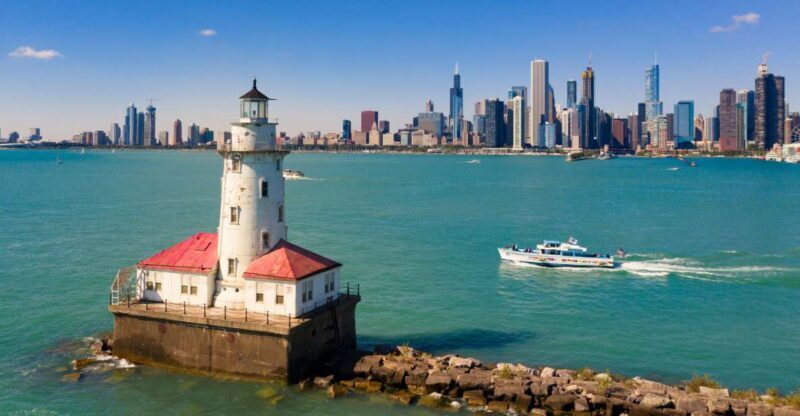 Chicago: Narrated Sightseeing River and Lake Cruise - An authentic look at this Chicago cruise experience
