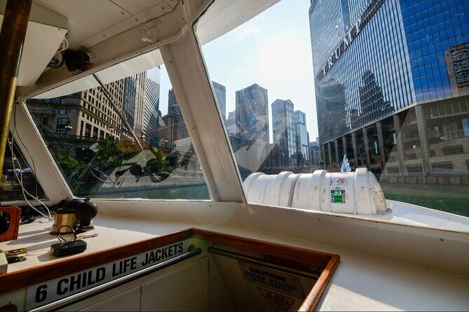 Chicago River Architecture Tour Aboard a Historic Yacht - The Guide: Knowledge, Style, and Engagement