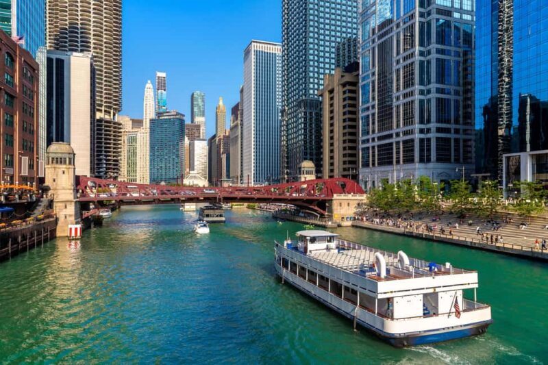 Chicago Walking Tour with Historic Sites & Boat Cruise - Group Size and Logistics