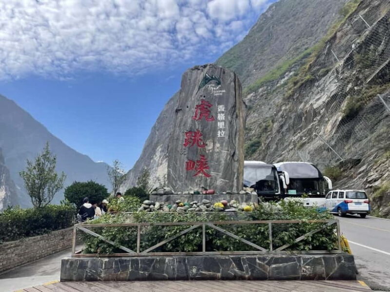 China Shangri-La Tiger Leaping Gorge : A Canyon Adventure - China Shangri-La Tiger Leaping Gorge: A Canyon Adventure