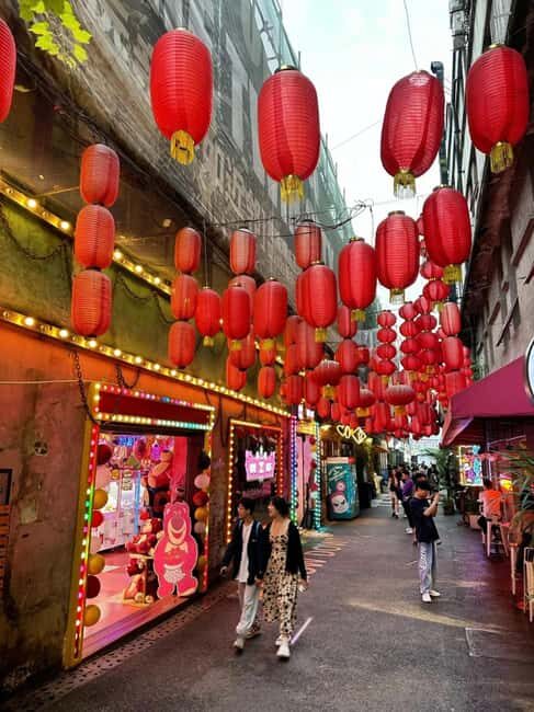 Chongqing: Art and Culture Immersion - Murals and Street Art on Graffiti Street