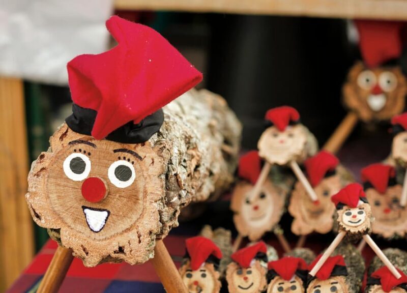 Christmas Magic in Barcelonas Gothic Quarter - Key Points