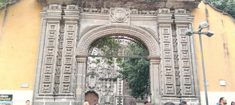 Chronicles of the Center: Living Stories of Mexico City - Practical Tips for Travelers