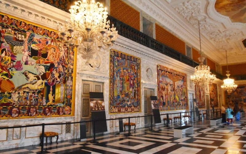 Chrtistiansborg Palace Tour in Spanish - FAQs